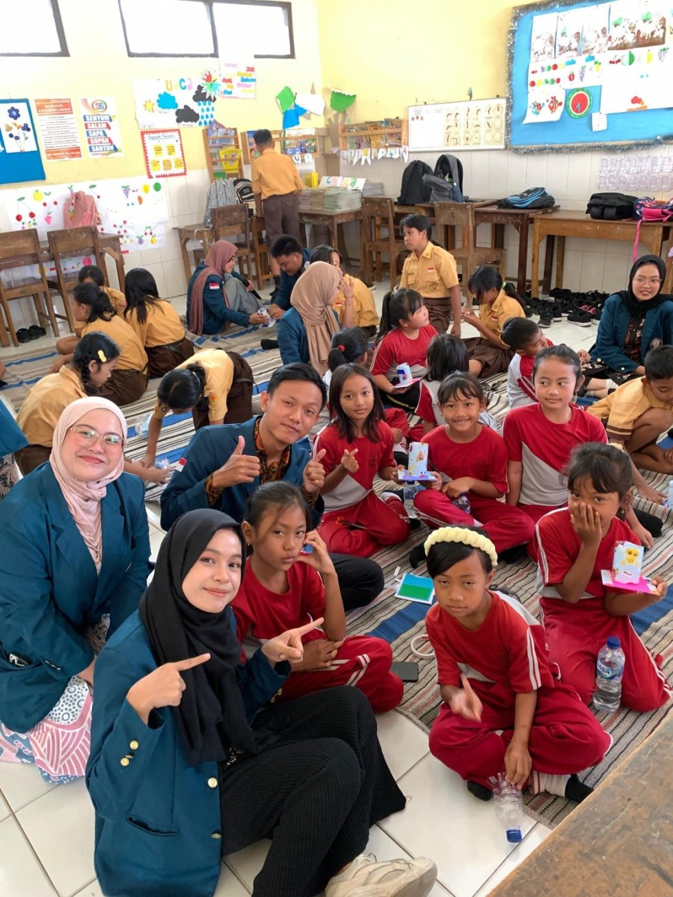 Jadikan sampah sahabatmu, cipatakan Kampung Iklim lestari! TIM PPK ORMAWA HIMASAKA UNDIP dan DLH ...